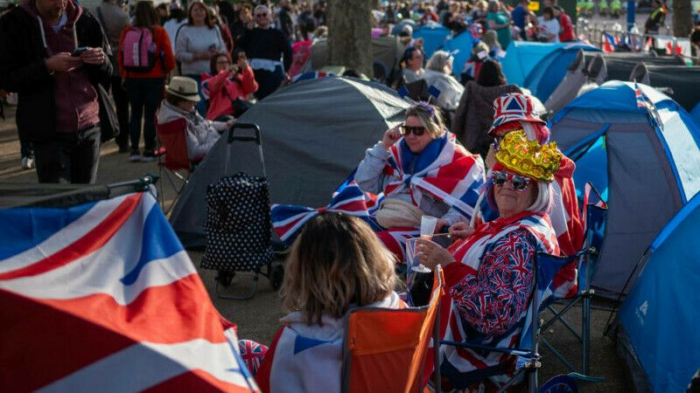 Mii de oameni au petrecut noaptea in strada la Londra: ”Bunicii mei s ...