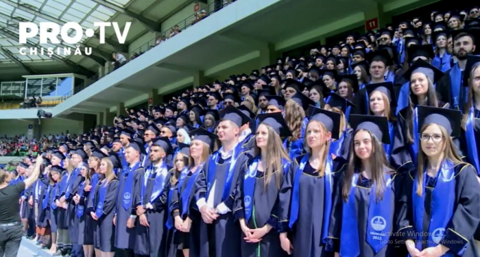 Sute de absolventi ai Universitatii de Medicina au depus juramantul lui ...