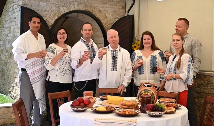 Mesaj de felicitare ALTFEL din partea ambasadei SUA. Imbracati in haine ...