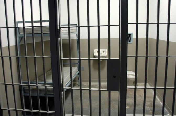 Un barbat a primit 12,2 milioane de dolari dupa ce a fost inchis pentru ...