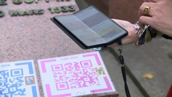 Coduri QR pe mormintele celor trecuti la cele vesnice. Vizitatorii pot ...