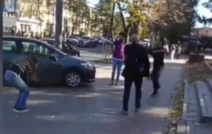 Bataie pe o strada din capitala. O tanara a ajuns la spital dupa ce a ...