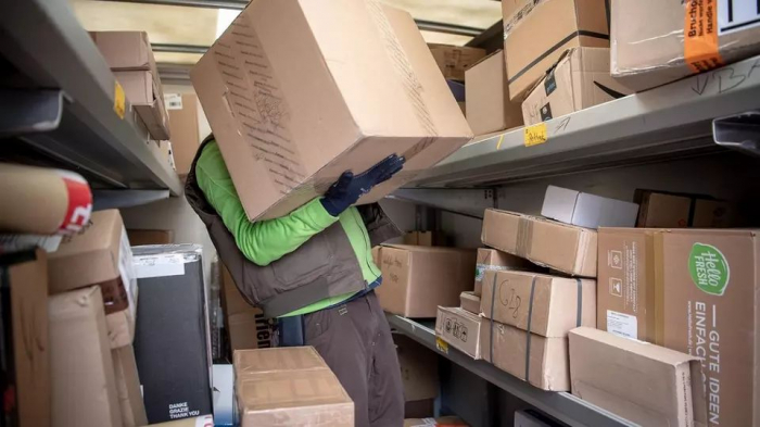 Mai multi nemti au ramas fara cadouri de Craciun, dupa ce un curier ...