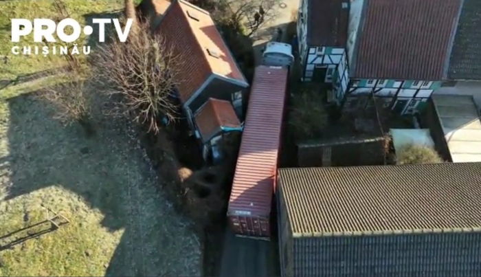 Un TIR de 40 de tone inmatriculat in Romania, a ramas blocat intre doua ...