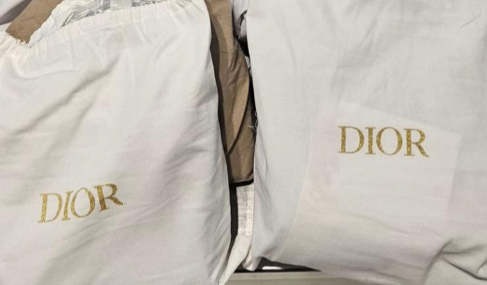 Contrabanda cu genti „Dior, Prada” si alte obiecte costisitoare ...
