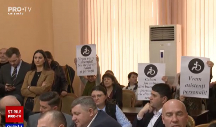 Mai multi parinti au protestat la sedinta CMC: au cerut ca alesii ... Mai multi parinti au protestat la sedinta CMC: au cerut ca alesii ...