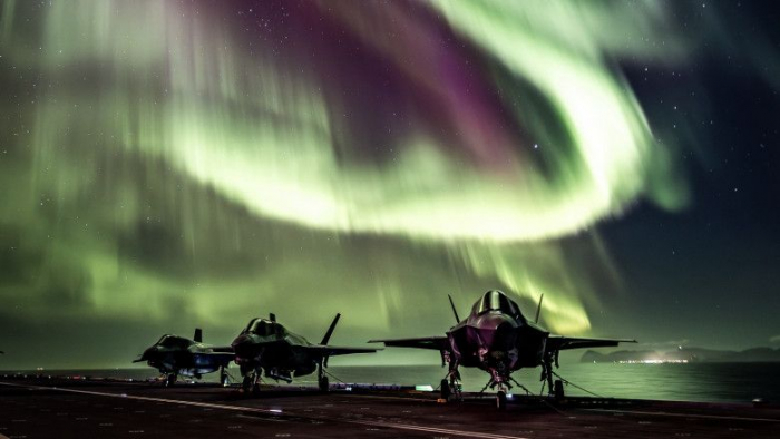 Imagine spectaculoasa: Avioane NATO pe un portavion britanic si Aurora ...