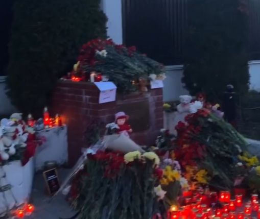Flori si lumanari, depuse la Ambasada Federatiei Ruse in Moldova, dupa ... Flori si lumanari, depuse la Ambasada Federatiei Ruse in Moldova, dupa ...