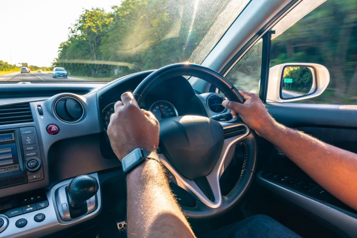 Șoferii care conduc automobile cu volanul pe dreapta pe drumurile din ...