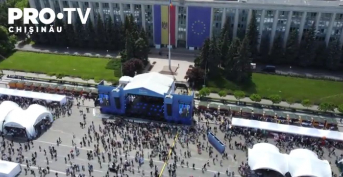 Cu drapelul Uniunii Europene și tricolorul în mâini, oamenii ne-au spus ...