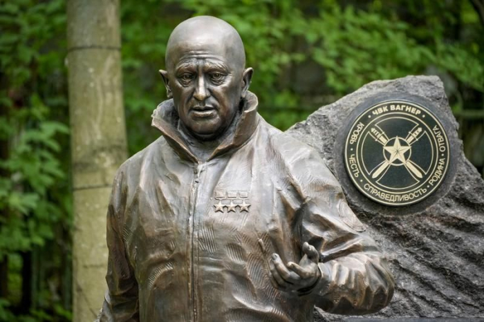 O statuie a lui Evgheni Prigojin, dezvelită la mormântul său din Sankt ...