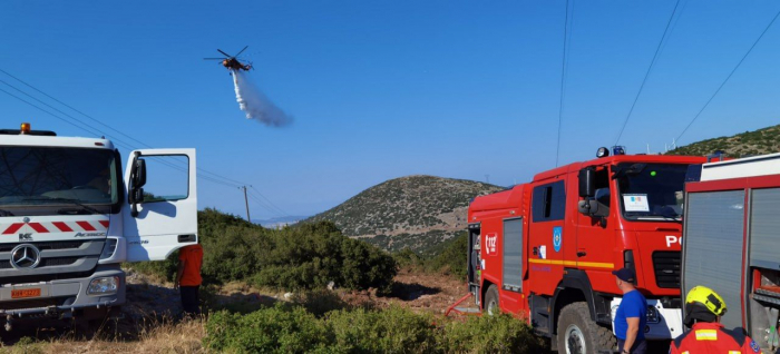 Au lucrat cot la cot pentru a stinge un incendiu care a cuprins 5 ...