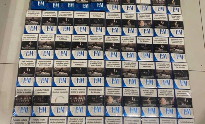 Au încercat să iasă din țară cu valiza plină de țigări, însă au fost ...