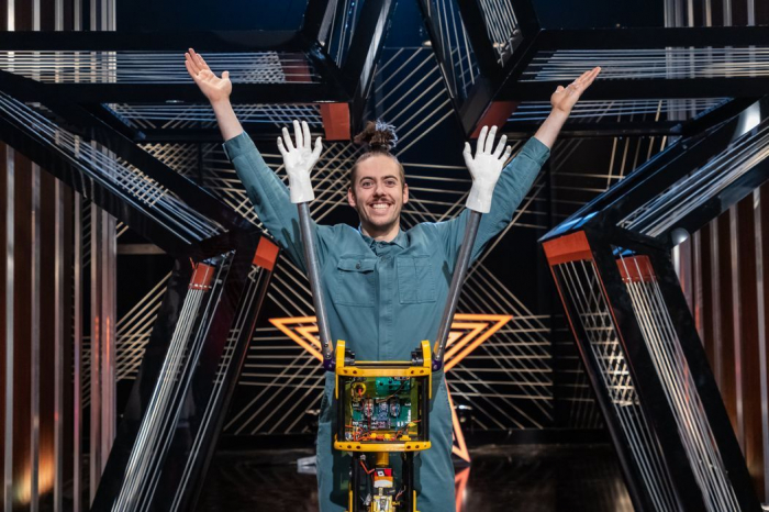 Daniel Simu a făcut ca un robot „să prindă viață” pe scena Românii au Talent. „Acesta este Robin ...