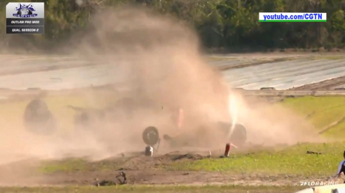 La un pas de tragedie. Un pilot de drag racing a scăpat ca prin minune ...