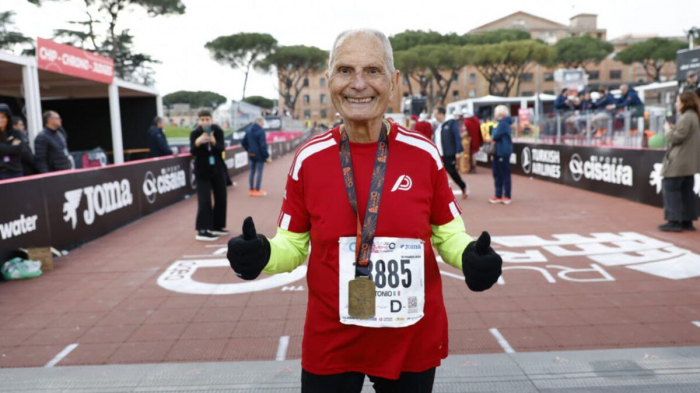 Un bătrânel a devenit simbolul longevității la maratonul din Roma. La ...