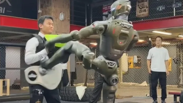 Un director din China se confruntă cu propriul robot într-un meci live ...