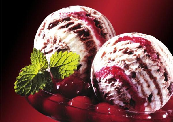 Inghetata din frisca naturala cu visine, ideala in zilele calduroase