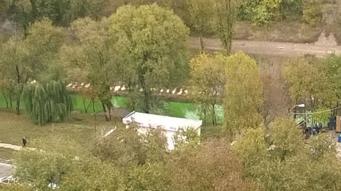 Imaginea fenomenului neobisnuit. Apa din raul Bac a devenit verde - FOTO