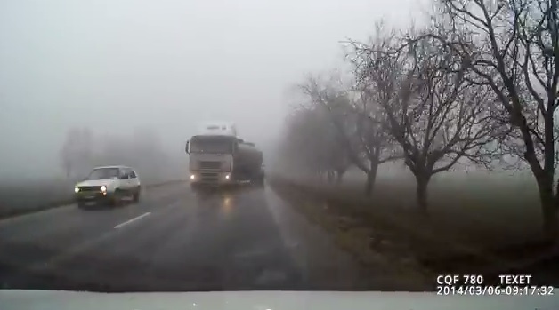La un pas de tragedie. O masina trece milimetric pe langa o cisterna cu ...
