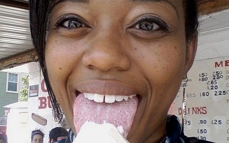 Pare o fata normala, insa este unica in lume. Care este "talentul" ei ...