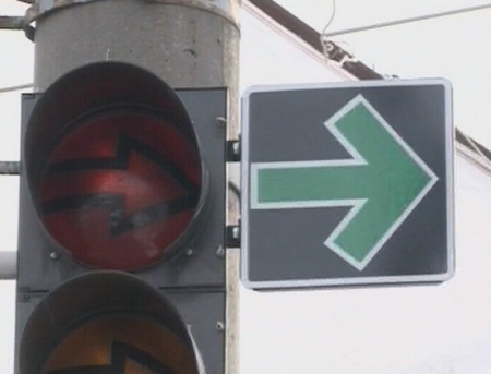 Schimbare la semafoare! Prima placuta neagra cu sageata verde ...