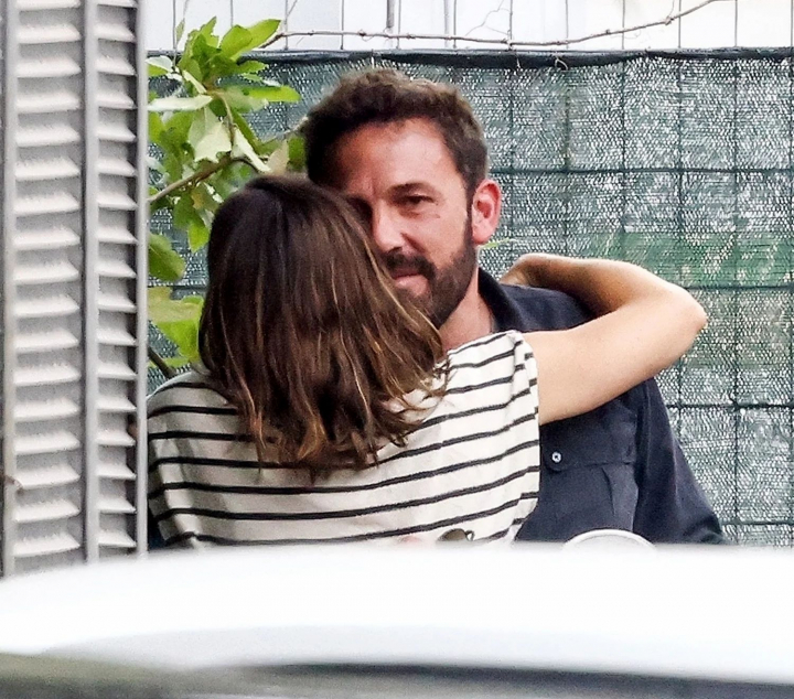 Ben Affleck, imbratisari tandre cu fosta sotie, Jennifer Garner. Nu ...
