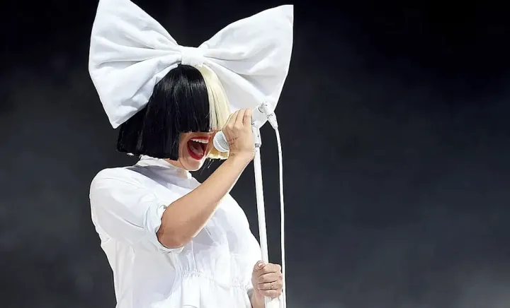 Sia, surprinsă fără perucă și machiaj. Apariție rară a artistei în plin ...