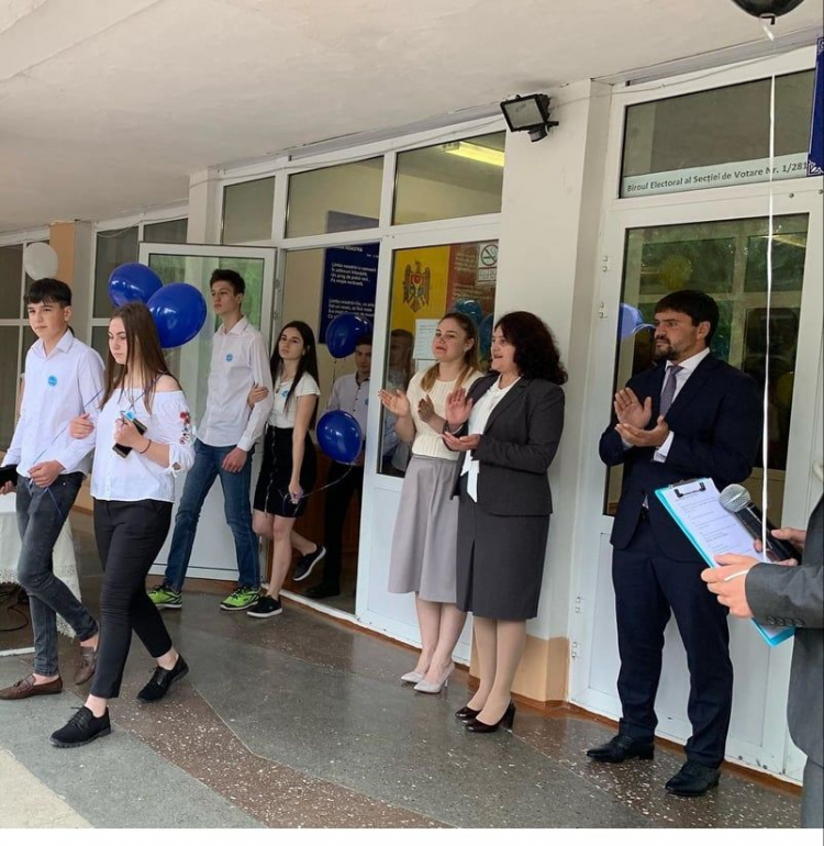 Constantin Tutu – din nou la scoala. Fostul deputat si-a pus un costum ...