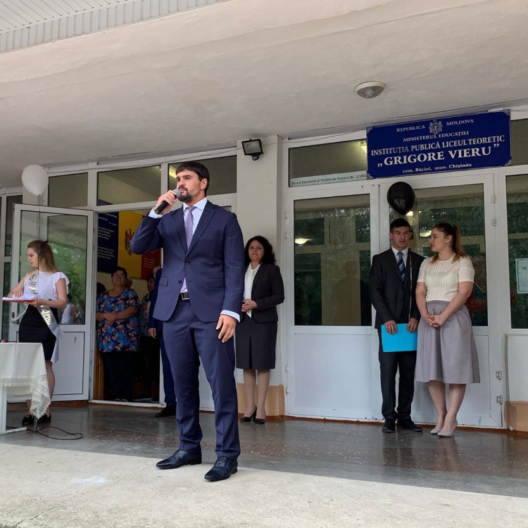 Constantin Tutu – din nou la scoala. Fostul deputat si-a pus un costum ...