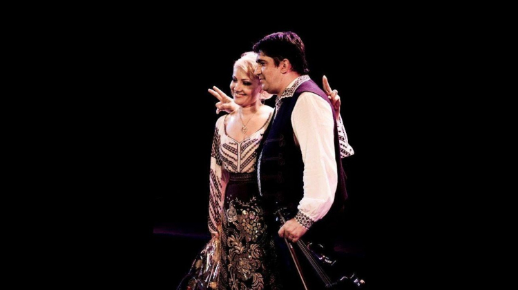 Au venit impreuna Corneliu Botgros si Adriana Ochisanu la cumetria ...