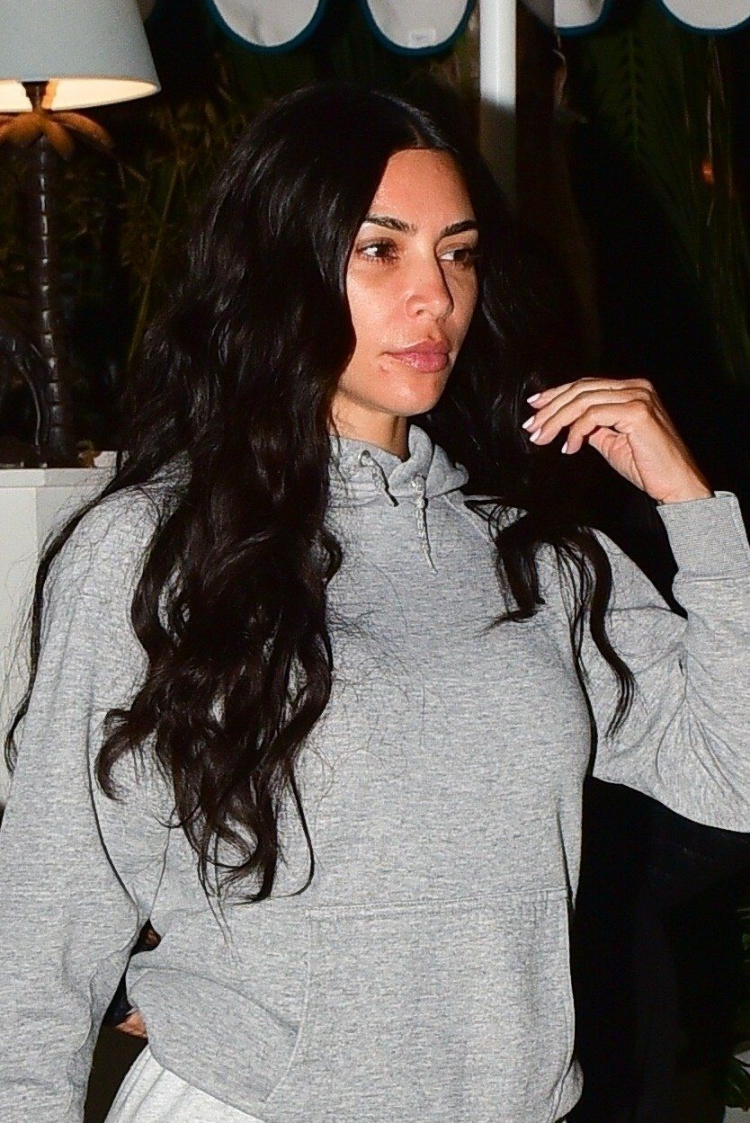 Imagine rara: Kim Kardashian - surprinsa fara machiaj de paparazzi ...