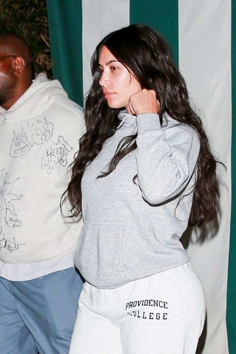 Imagine rara: Kim Kardashian - surprinsa fara machiaj de paparazzi ...