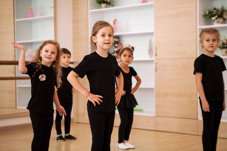 Gradinita Star Kids Botanica anunta formarea grupelor de copii de la 2 ...