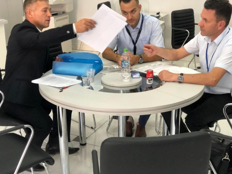 Fostul membru al CSM, Teodor Carnat, si-a depus dosarul de candidat ...