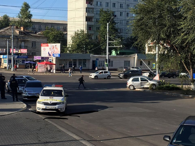 Un semafor si un indicator rutier, doborate la pamant de un sofer care ...