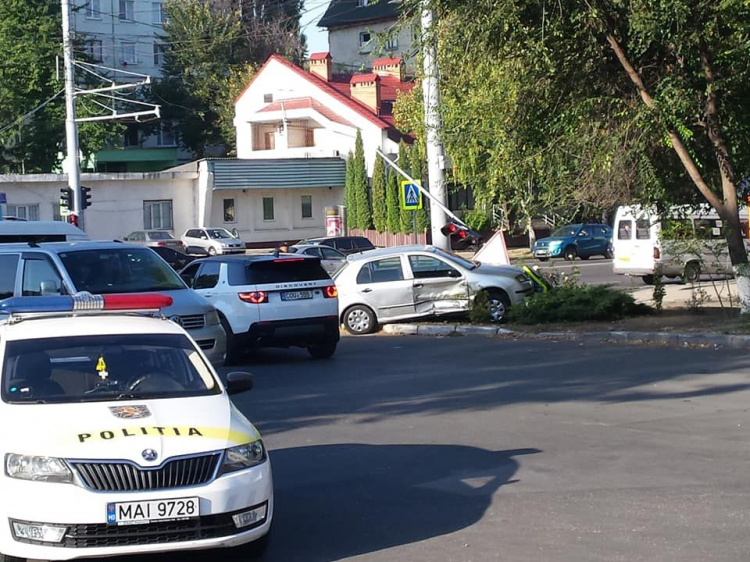 Un semafor si un indicator rutier, doborate la pamant de un sofer care ...