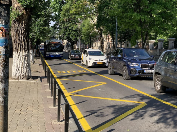 Pe strada Puskin a fost aplicat un nou marcaj. Banda este rezervata ...