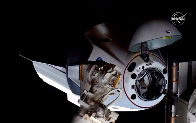 LIVE VIDEO. Capsula SpaceX "Endeavour" s-a cuplat cu succes la Statia ...