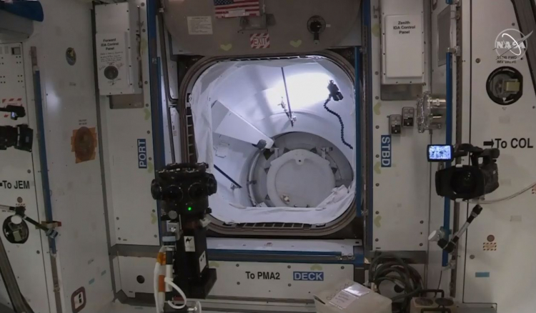 LIVE VIDEO. Capsula SpaceX "Endeavour" s-a cuplat cu succes la Statia ...