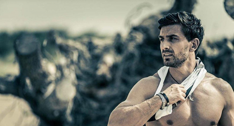 Victor Suiu a pozat topless pe plaja. Vezi cum arata tanarul dupa carantina