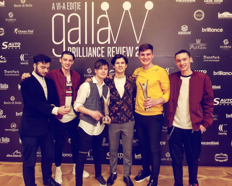 Vocea lui Catalin Caragea mai poate fi auzita intr-o noua piesa. Cei de ...