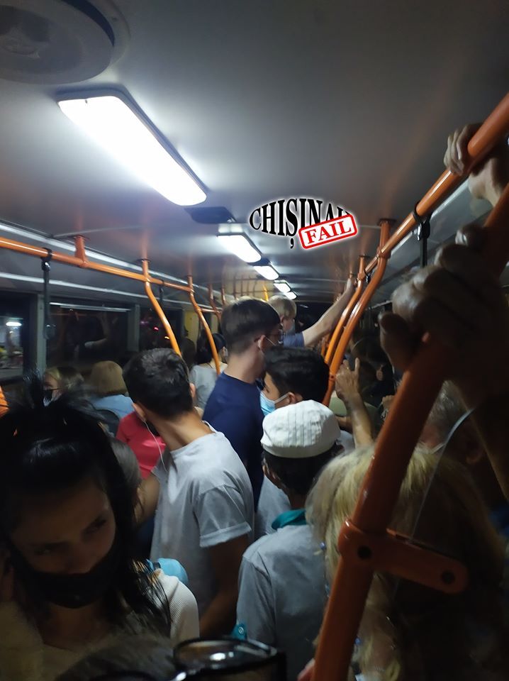 Imbulzeala intr-un troleibuz din capitala. Nici vorba de distanta ...