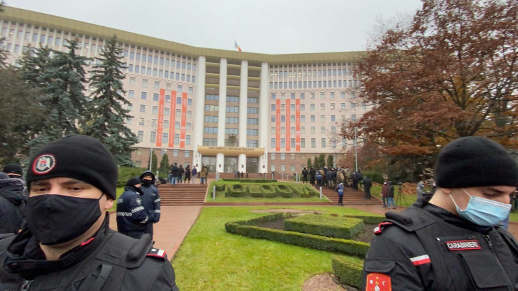 Momentul in care un barbat imbracat in haine nationale a interpretat un ...