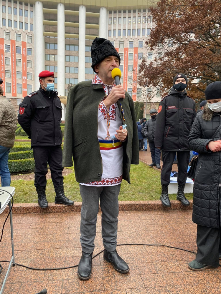 Momentul in care un barbat imbracat in haine nationale a interpretat un ...