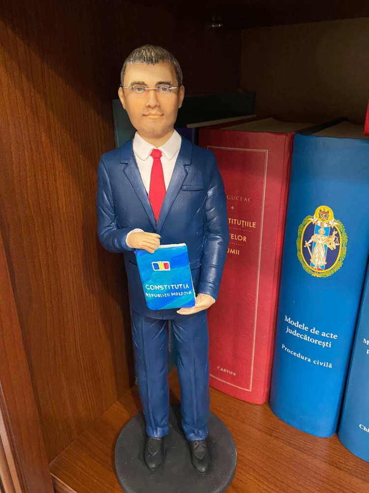 Sergiu Sirbu: "Seamana cu mine?". Ce cadou a primit deputatul de ...