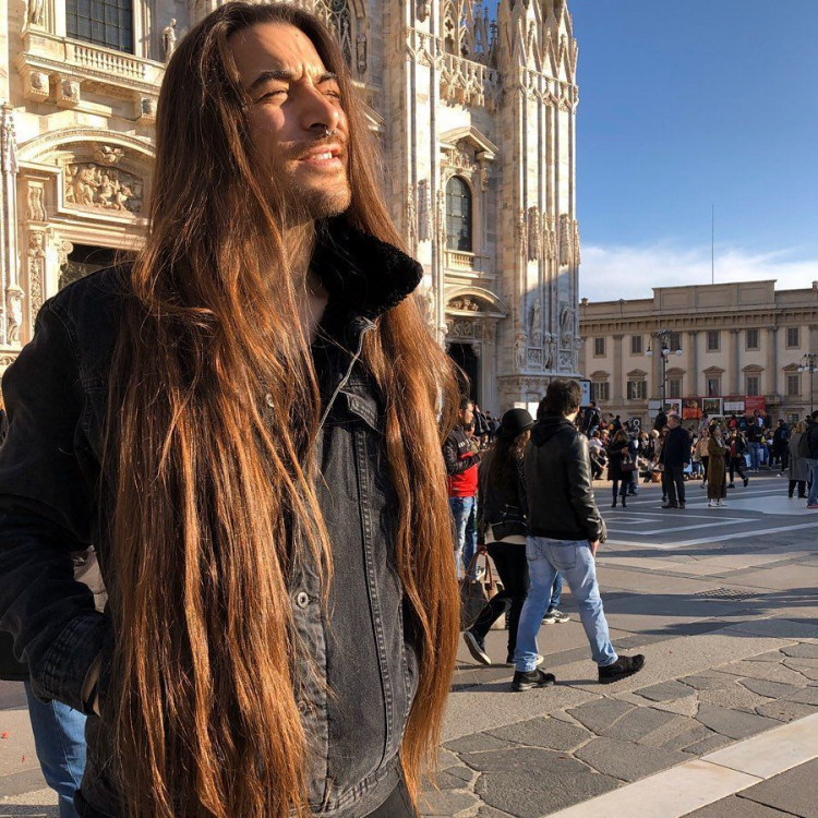 El este „Barbatul Rapunzel”! Un tanar din Milano este invidiat de femei ... El este „Barbatul Rapunzel”! Un tanar din Milano este invidiat de femei ...