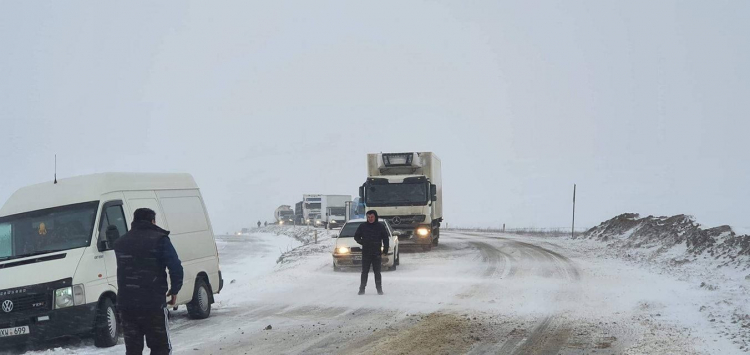 La Comrat, ca la Polul Nord: ninge si viscoleste cu putere. Pe drum ...