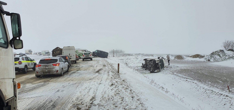 La Comrat, ca la Polul Nord: ninge si viscoleste cu putere. Pe drum ...