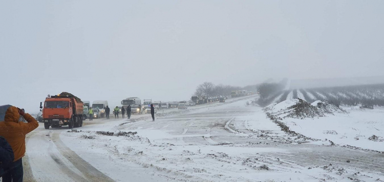 La Comrat, ca la Polul Nord: ninge si viscoleste cu putere. Pe drum ...